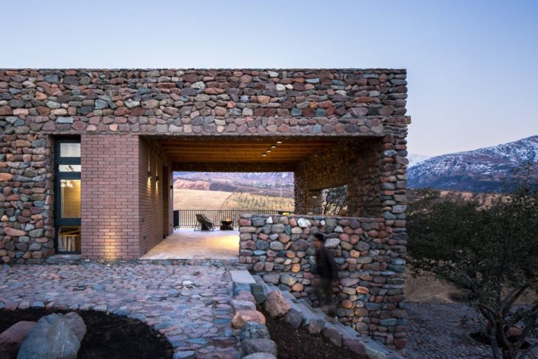 Mountain House Influenced By Traditional Uzbekistan Architecture - DigsDigs