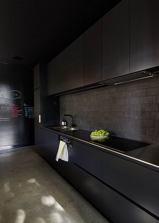 92 Edgy And Catchy Black Kitchen Backsplashes - DigsDigs