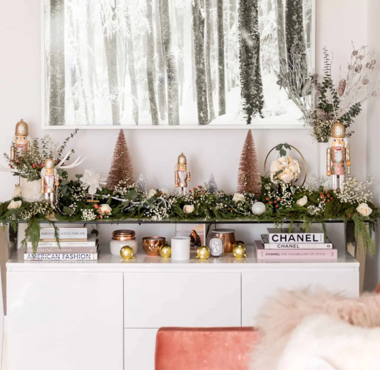 25 Christmas Greenery Garlands For Indoors And Outdoors - DigsDigs
