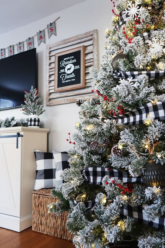 25 Cozy Buffalo Check Christmas Decor Ideas - DigsDigs