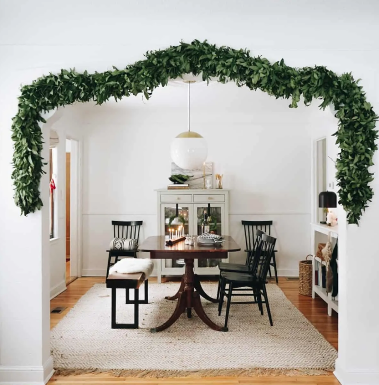 25 Christmas Greenery Garlands For Indoors And Outdoors DigsDigs 25-christmas-greenery-garlands-for-indoors-and-outdoors-digsdigs