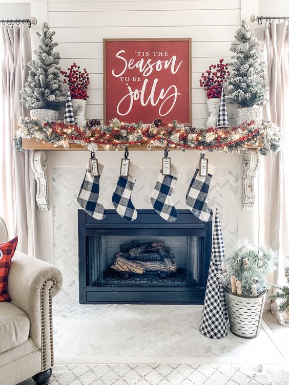 25 Cozy Buffalo Check Christmas Decor Ideas - DigsDigs