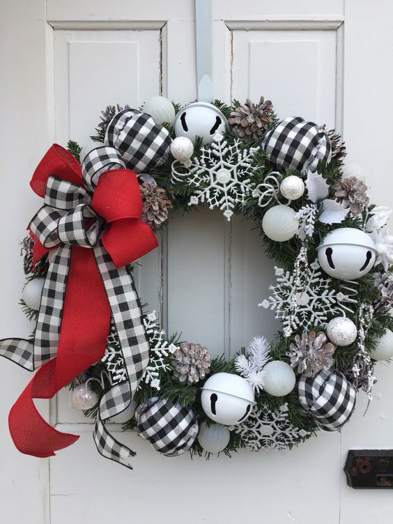 25 Cozy Buffalo Check Christmas Decor Ideas - DigsDigs