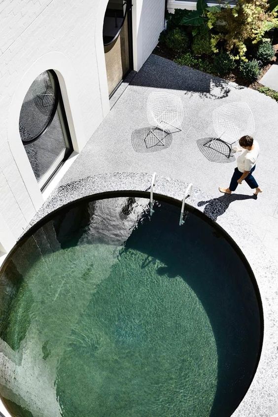 23 Round Pools You'll Never Want To Leave - DigsDigs