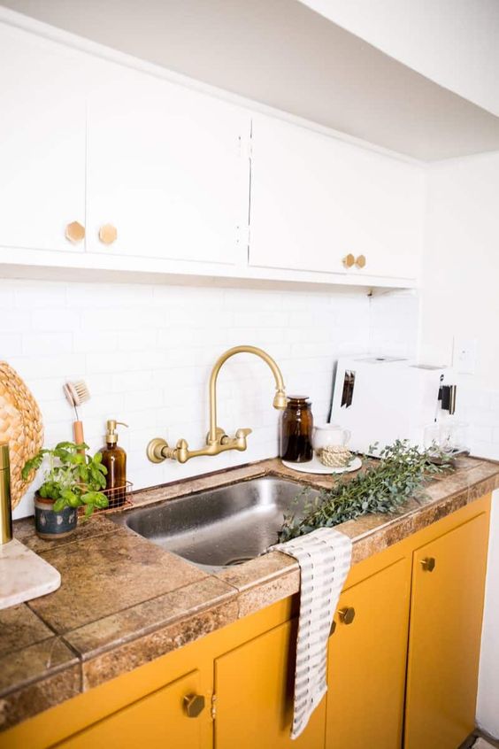25 Yellow And White Kitchens That Raise The Mood - DigsDigs