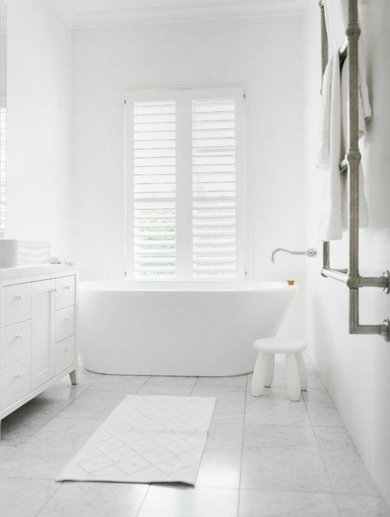 26 Chic All-White Bathrooms That Inspire - DigsDigs