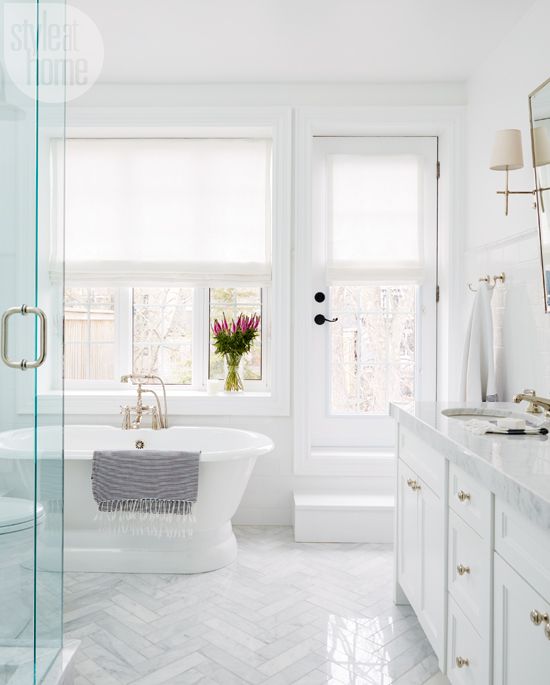 26 Chic All-White Bathrooms That Inspire - DigsDigs