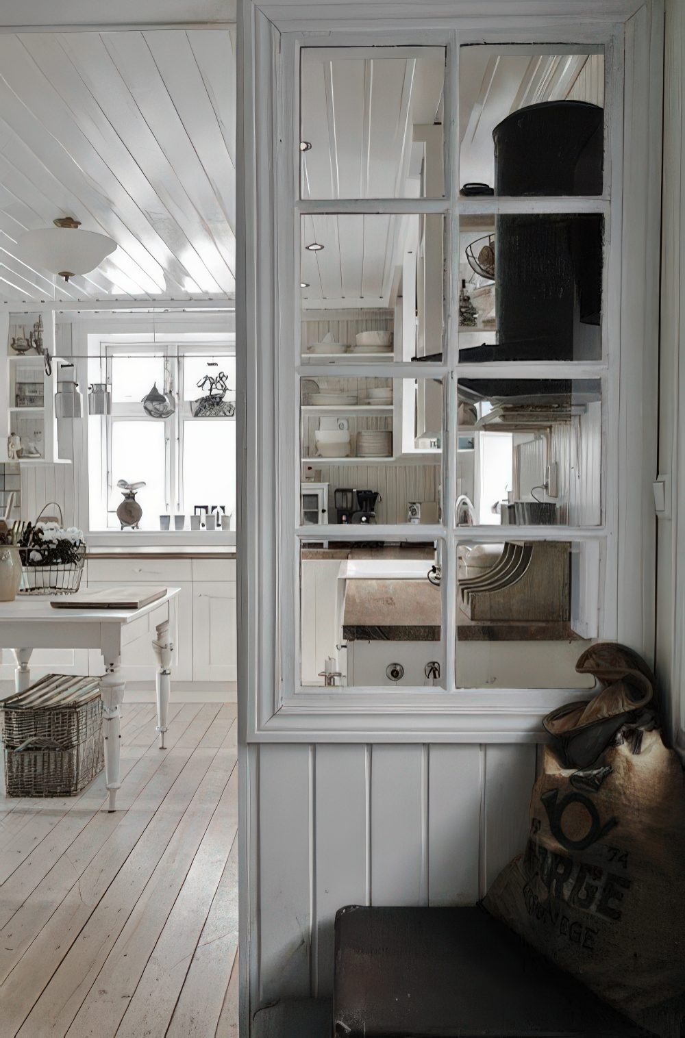25 Ways To Use Old Window Frames In Your Home - DigsDigs