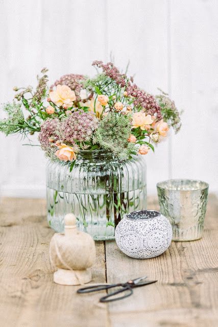 40 Spring Centerpieces For Any Kind Of Tablescape - DigsDigs