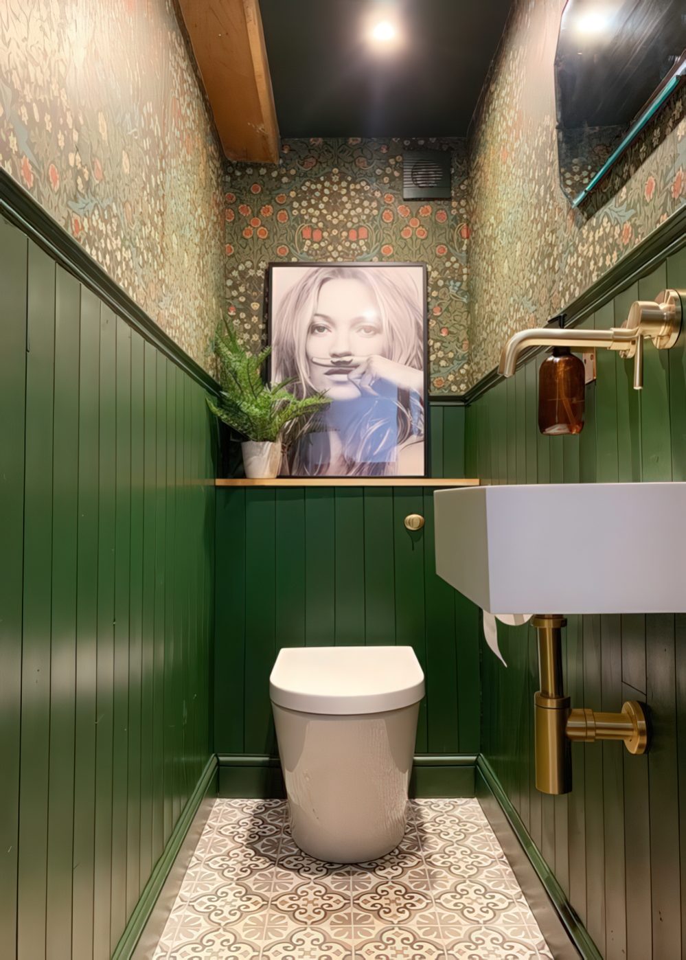 30 Jaw-Dropping Maximalist Bathroom Decor Ideas - DigsDigs