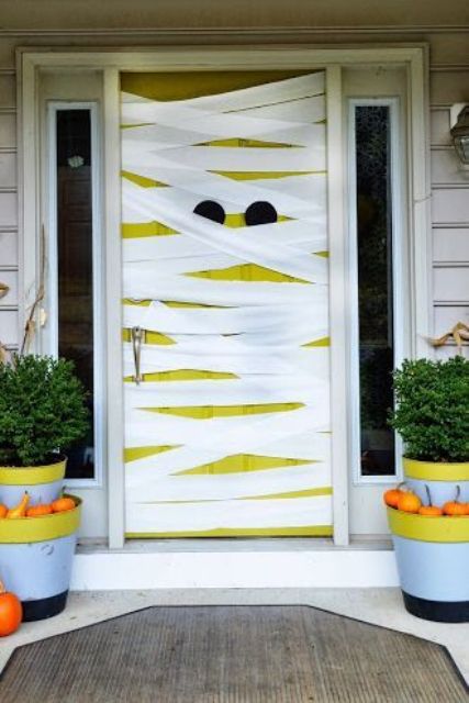 25 Scary And Fun Mummy Halloween Decor Ideas - DigsDigs