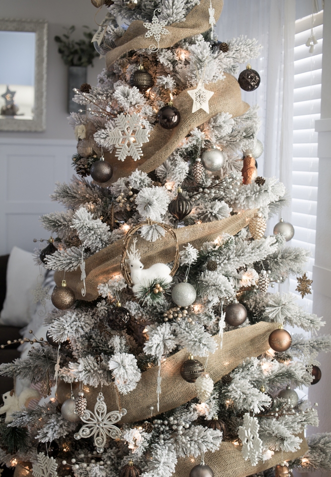 37 Woodland Glam Christmas Decor Ideas - DigsDigs