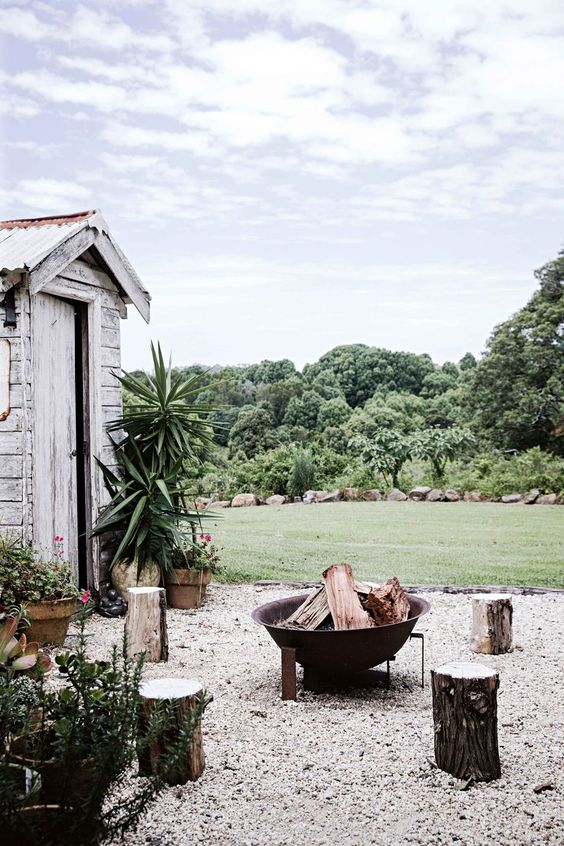 35 Inspiring Tree Stump Garden Decor Ideas - DigsDigs