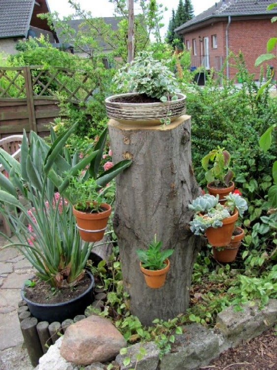35 Inspiring Tree Stump Garden Decor Ideas - DigsDigs