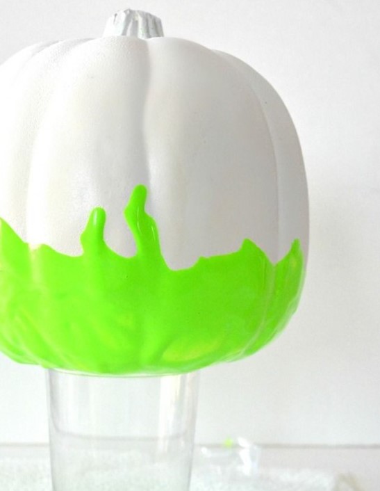 44 Modern Halloween Pumpkin Decor Ideas - DigsDigs