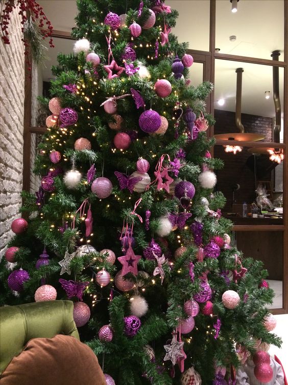 40 Refined Purple Christmas Decor Ideas - DigsDigs