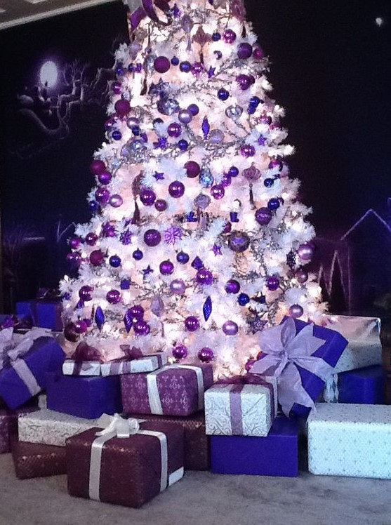 40 Refined Purple Christmas Decor Ideas - DigsDigs