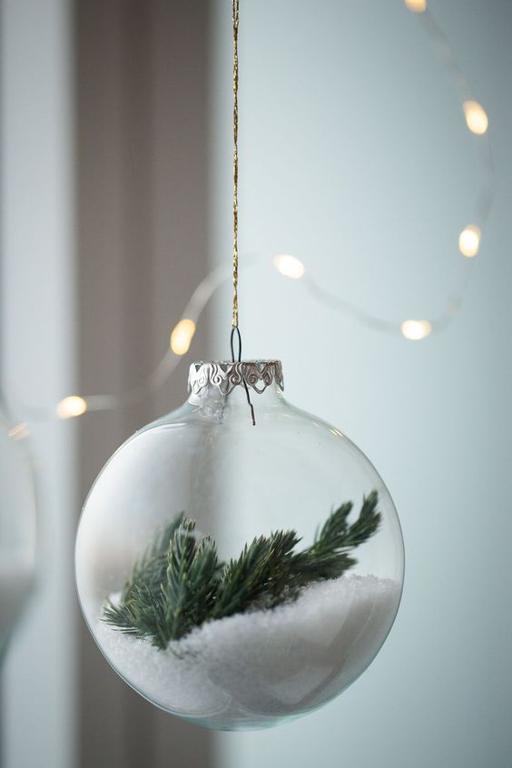 47 Clear Glass Christmas Ornament Decor Ideas - DigsDigs