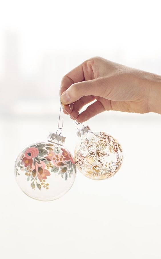 47 Clear Glass Christmas Ornament Decor Ideas - DigsDigs
