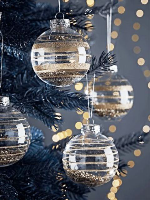 47 Clear Glass Christmas Ornament Decor Ideas - DigsDigs