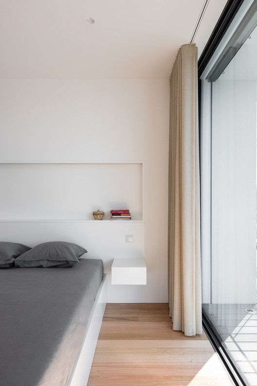 46 Practical And Decorative Bedroom Niche Shelves - DigsDigs