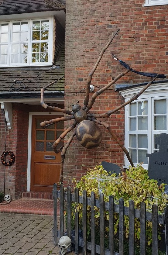 54 Scary Spider Halloween Decor Ideas - DigsDigs