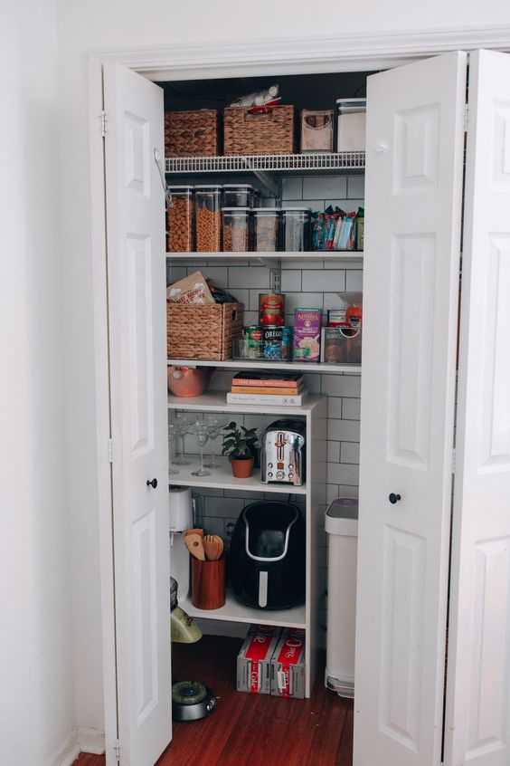 45 Smart Ways To Organize A Small Pantry - DigsDigs