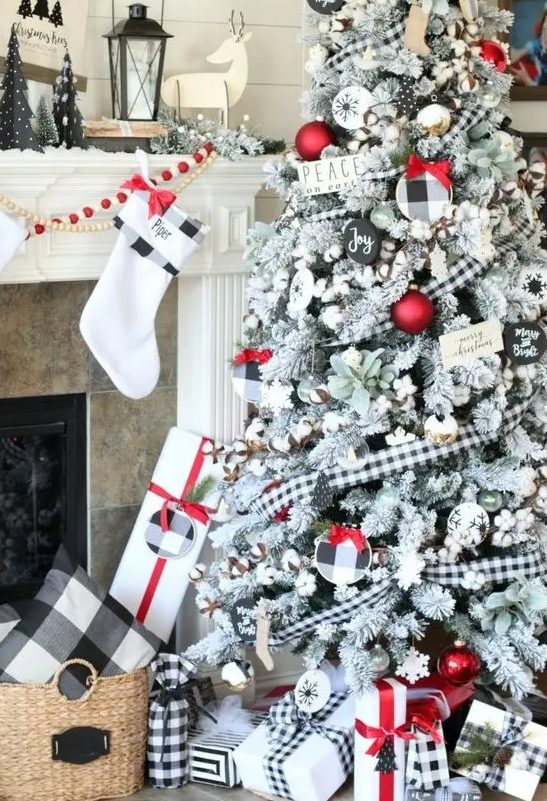 55 Farmhouse Christmas Tree Decor Ideas - DigsDigs