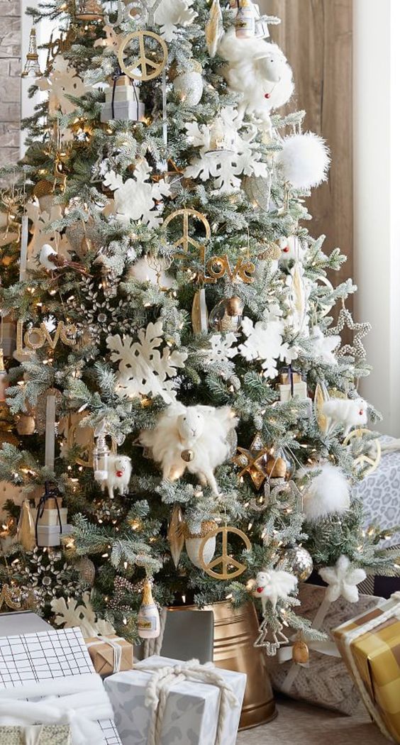 55 Farmhouse Christmas Tree Decor Ideas - DigsDigs