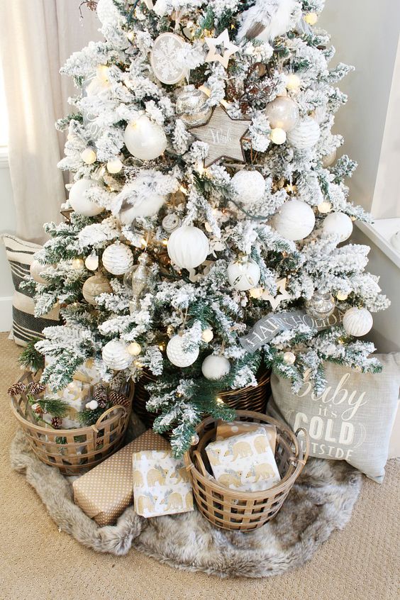 55 Farmhouse Christmas Tree Decor Ideas - DigsDigs