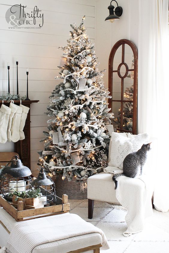 55 Farmhouse Christmas Tree Decor Ideas - DigsDigs