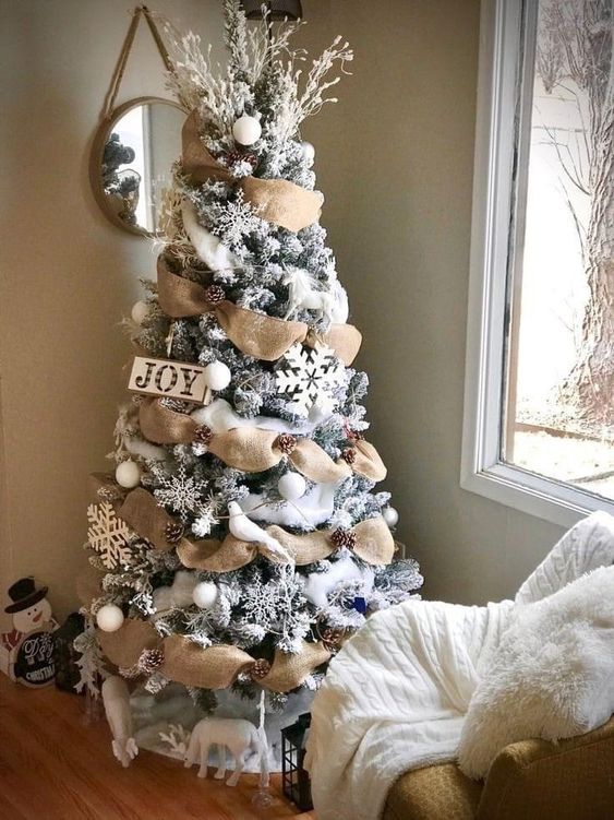 55 Farmhouse Christmas Tree Decor Ideas - DigsDigs