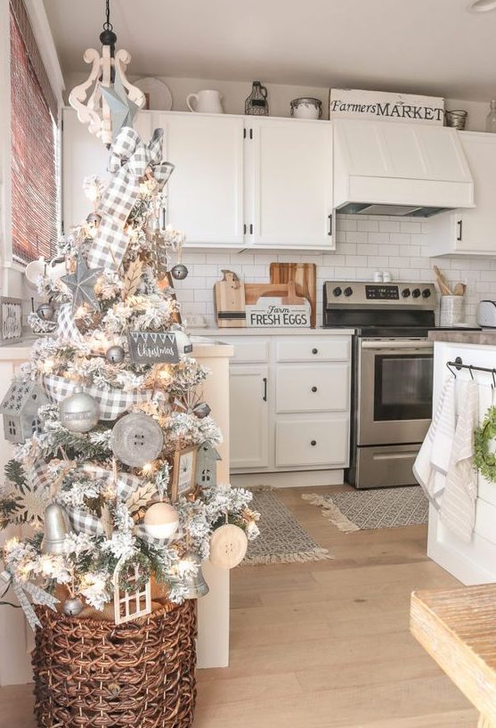 55 Farmhouse Christmas Tree Decor Ideas - DigsDigs