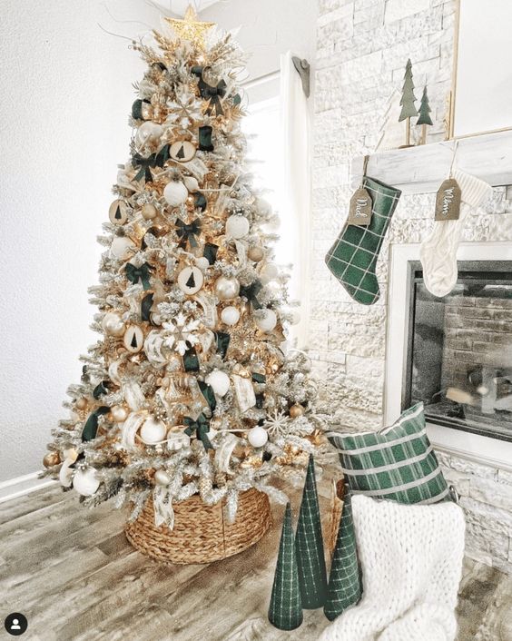 55 Farmhouse Christmas Tree Decor Ideas - DigsDigs