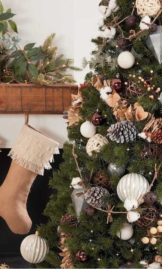 43 Elegant Brown Christmas Decor Ideas - DigsDigs