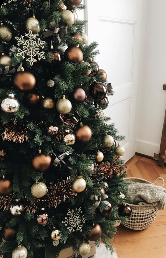 43 Elegant Brown Christmas Decor Ideas - DigsDigs