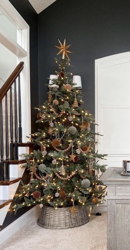 43 Elegant Brown Christmas Decor Ideas - DigsDigs