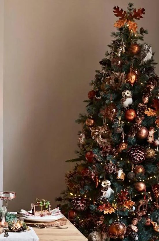 43 Elegant Brown Christmas Decor Ideas - DigsDigs