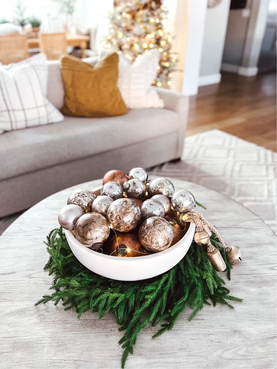 59 Lovely Christmas Bowl Decor Ideas - DigsDigs