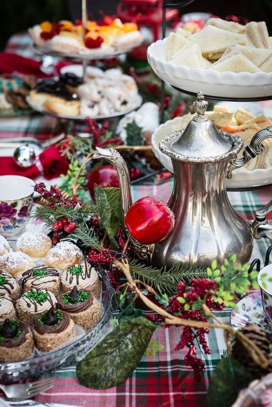 58 Lovely And Cozy Christmas Tea Party Ideas - DigsDigs