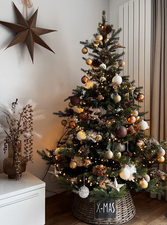 43 Elegant Brown Christmas Decor Ideas - DigsDigs