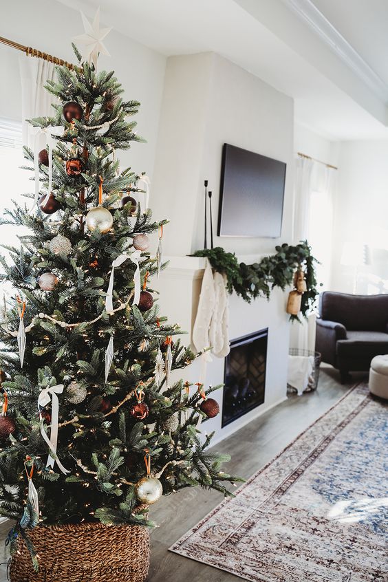 43 Elegant Brown Christmas Decor Ideas - DigsDigs