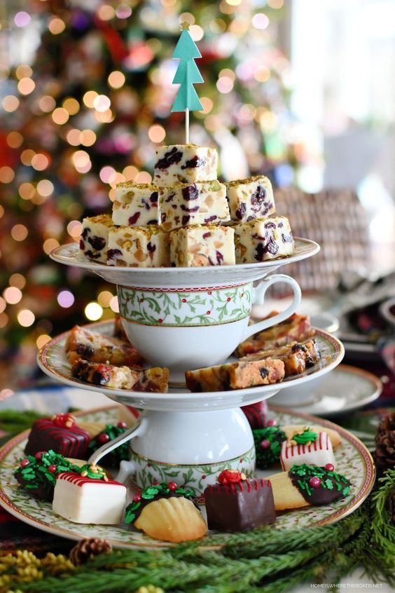 58 Lovely And Cozy Christmas Tea Party Ideas - DigsDigs