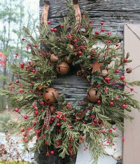 58 Cozy And Cute Rustic Christmas Wreaths - DigsDigs