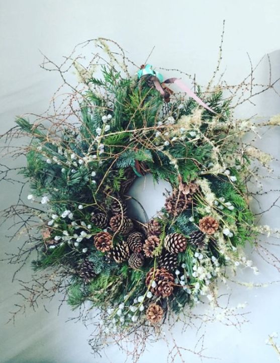 58 Cozy And Cute Rustic Christmas Wreaths - DigsDigs