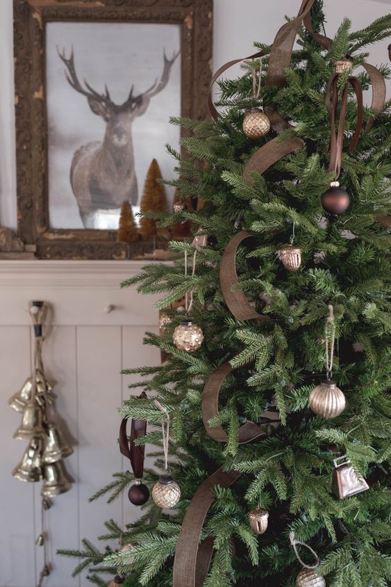 43 Elegant Brown Christmas Decor Ideas - DigsDigs