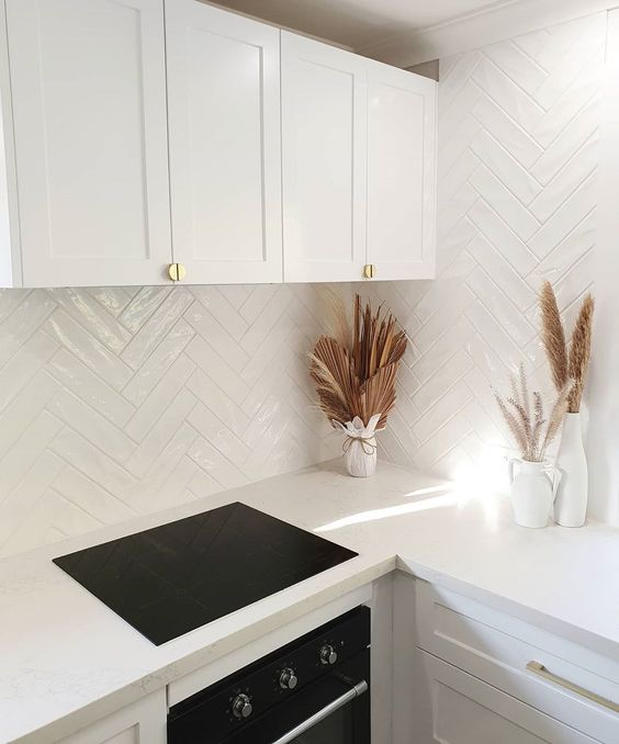 70 Eye-Catchy Herringbone Tile Backsplashes - DigsDigs