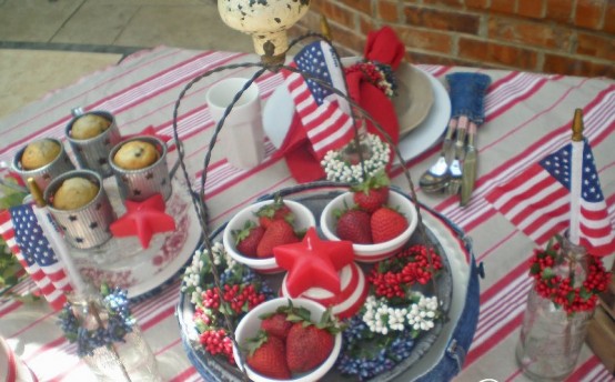 13 Cool Ideas of 4th of July Table Decorations - DigsDigs