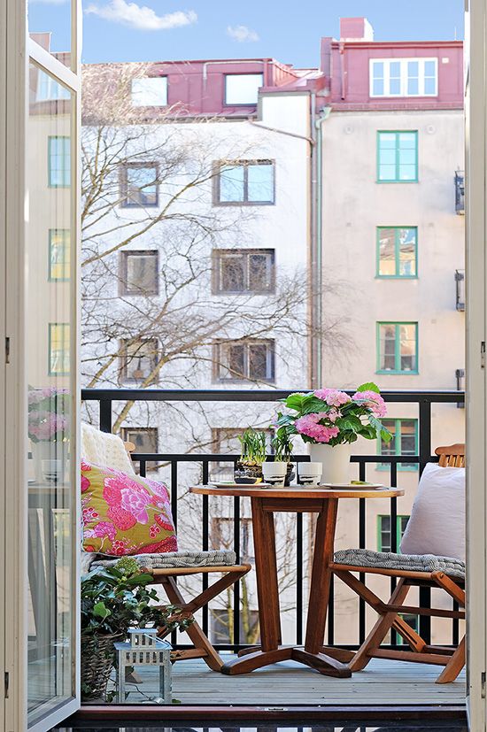 40 Awesome Spring Balcony Décor Ideas - DigsDigs