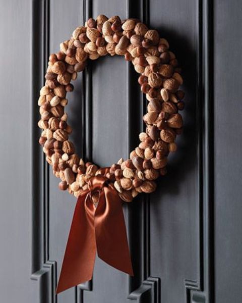 42 Beautiful Nut And Acorn Wreaths For Natural Fall Décor - DigsDigs
